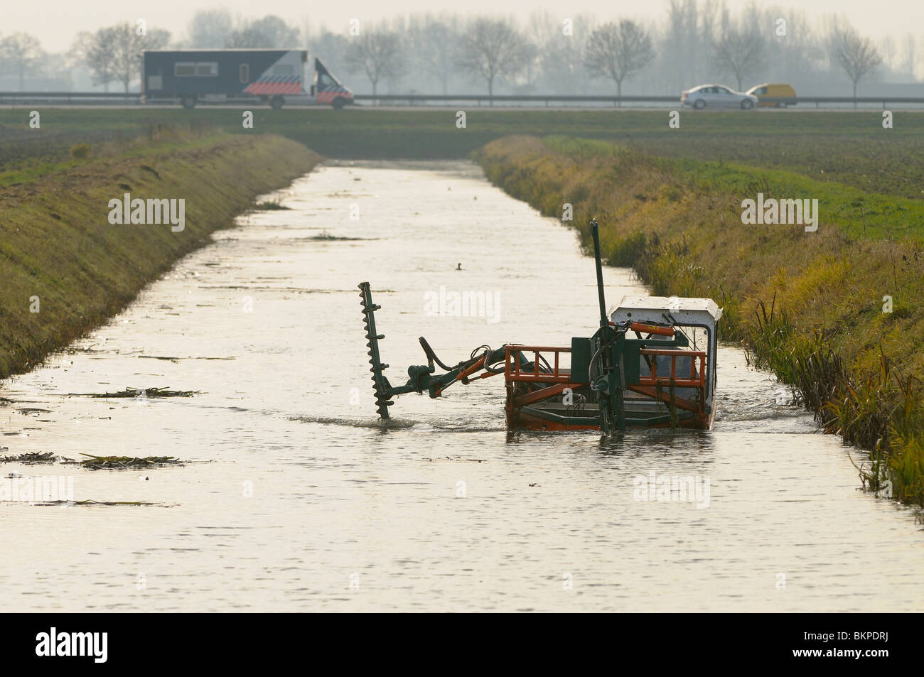 Maaiboot in Actie. Op Deze manier Worden de Waterplanten sterben Op de ...