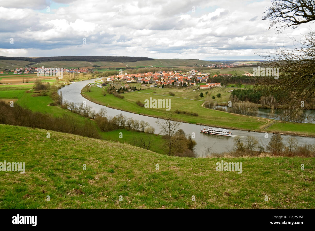 Volkach am ufer des hauptflusses -Fotos und -Bildmaterial in hoher ...