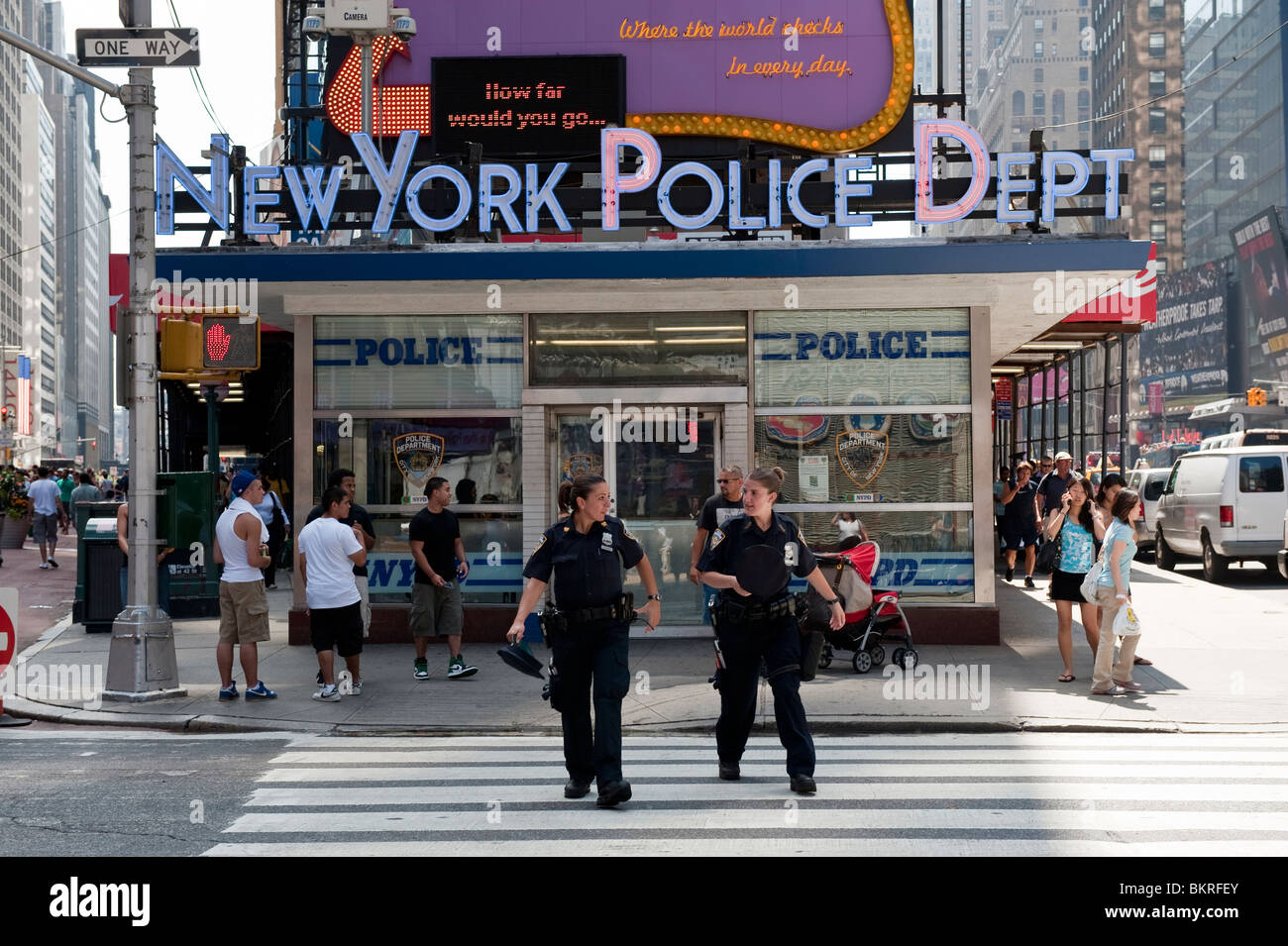 Moderne "Cagney & Lacey" Polizisten des New York Police Department am ...