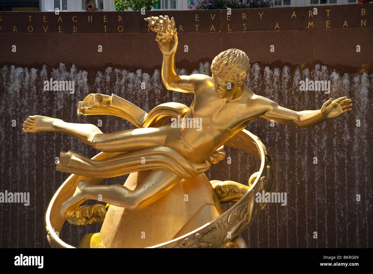 Vergoldete Skulptur des Prometheus in Rockefeller Plaza, Manhattan, New ...