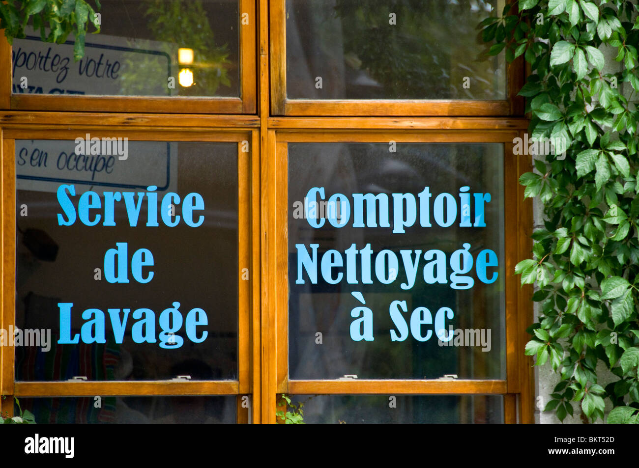 Bilingual sign montreal -Fotos und -Bildmaterial in hoher Auflösung – Alamy