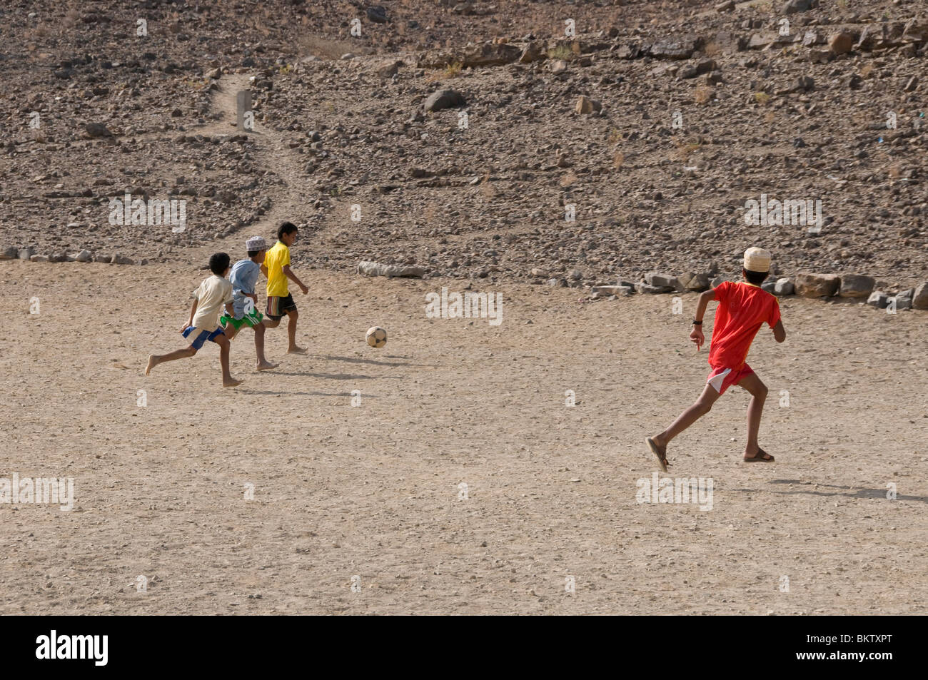 Kinder spielen Fußball barfuß in Al Dakhiliyah Region Oman ...
