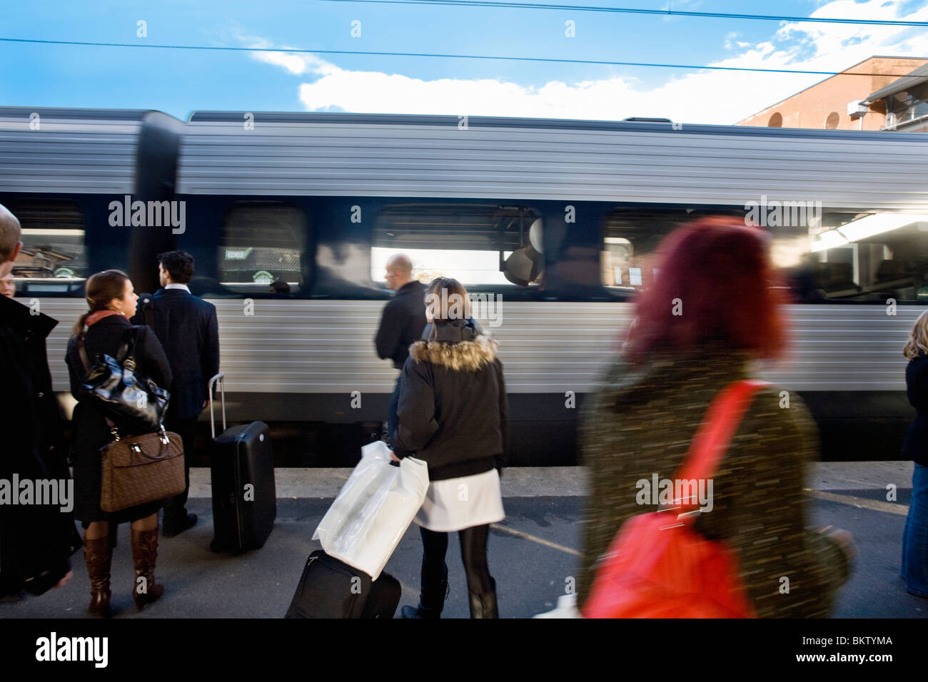 Station Mit Menschen Auf Dem Bahnsteig Stockfotos und -bilder Kaufen - Alamy