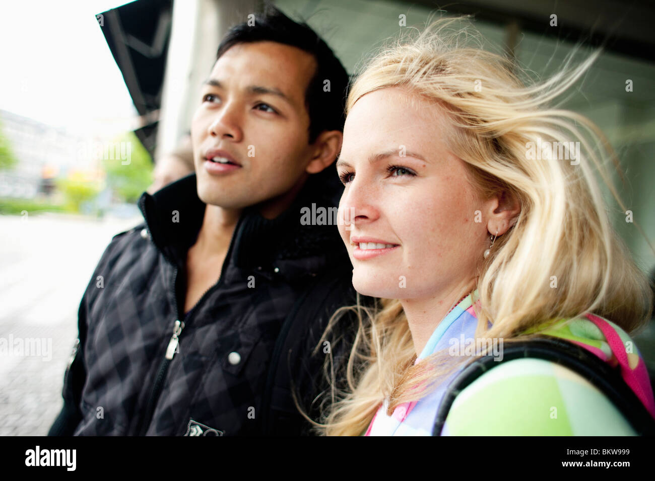 Zwei menschen sprechen -Fotos und -Bildmaterial in hoher Auflösung – Alamy