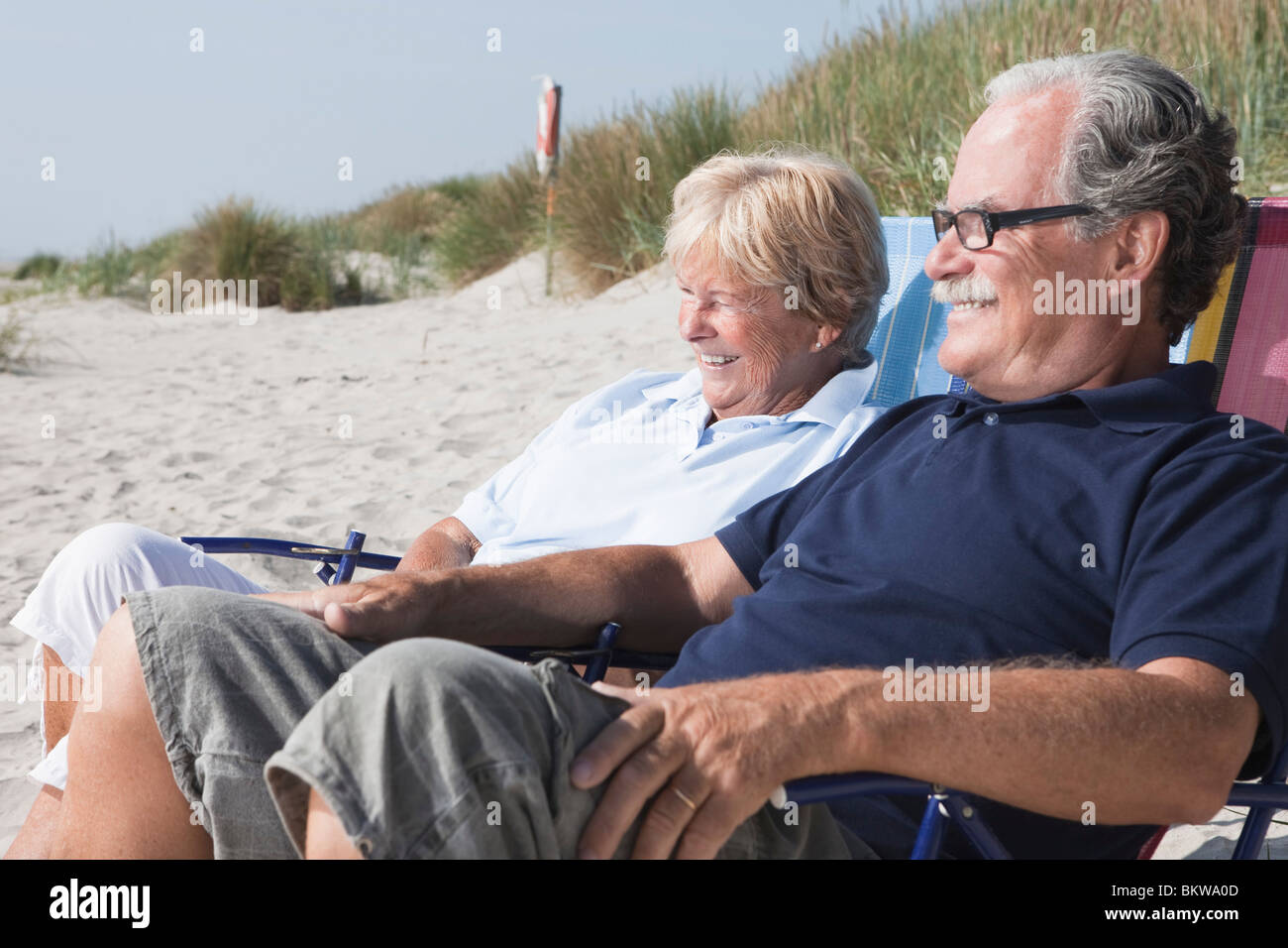 Menschen Sonnen Sich Am Strand Stockfotos und -bilder Kaufen - Alamy