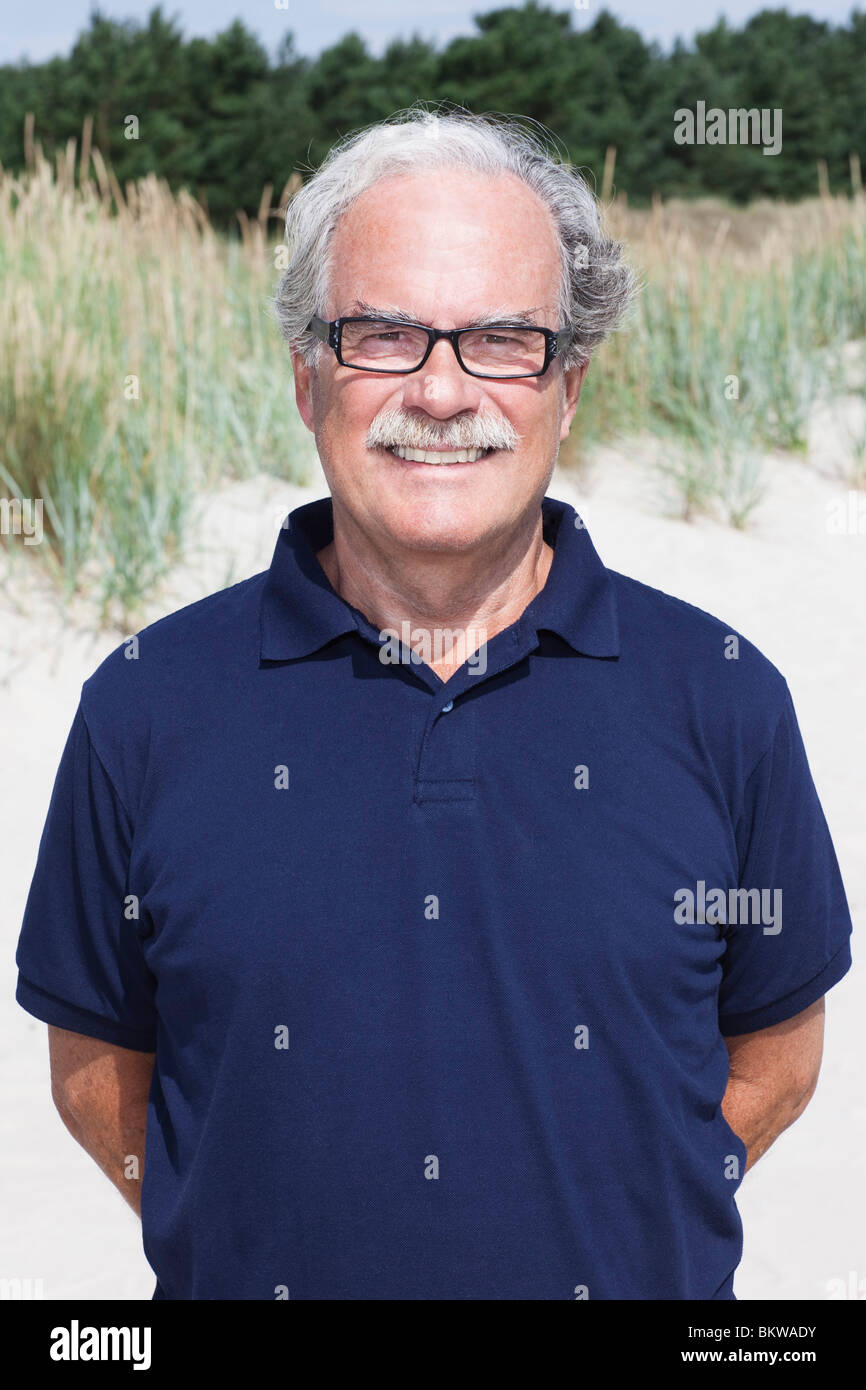 Mann am strand entspannen Stockfotos und -bilder Kaufen - Alamy