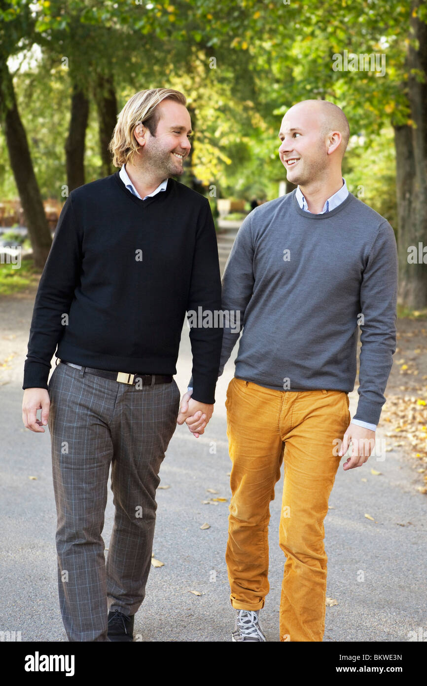 Schwule männer, die hände halten -Fotos und -Bildmaterial in hoher ...