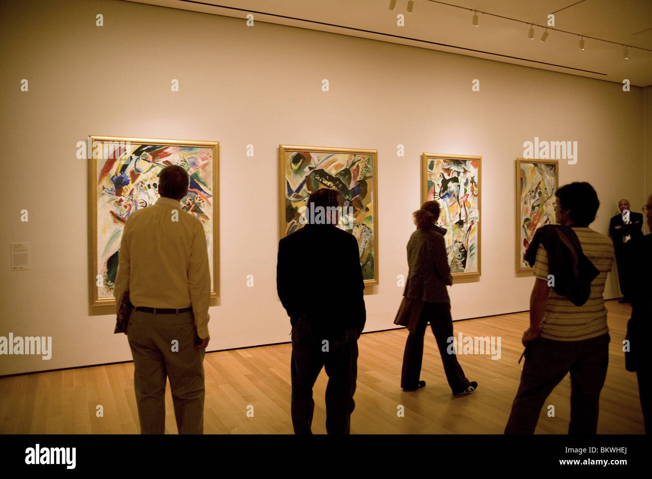 Museumsbesucher betrachten Gemälde von Wassily Kandinsky im Museum of ...
