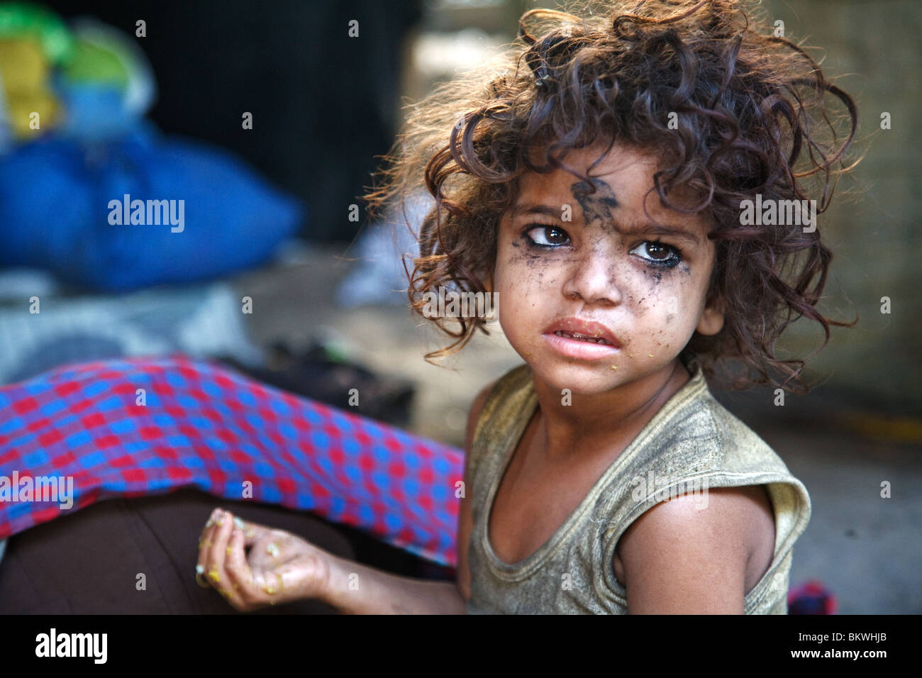 Poor crying child -Fotos und -Bildmaterial in hoher Auflösung – Alamy