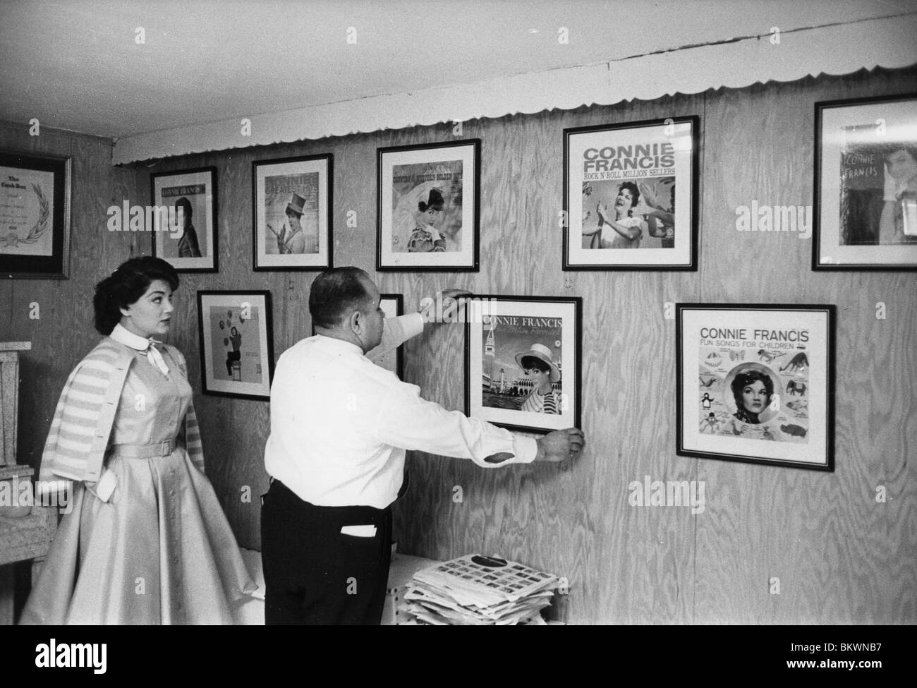 Connie francis singer 1961 Schwarzweiß-Stockfotos und -bilder - Alamy