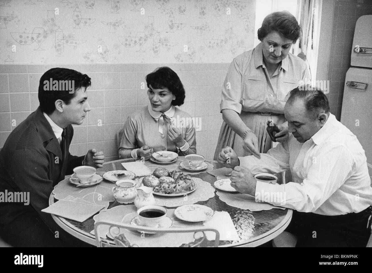 Connie francis singer 1961 Schwarzweiß-Stockfotos und -bilder - Alamy