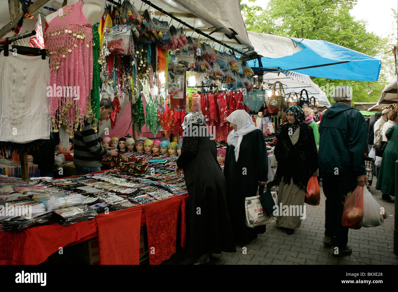 Der türkische Markt am Maybachufer in östlichen Kreuzberg, Berlin ...