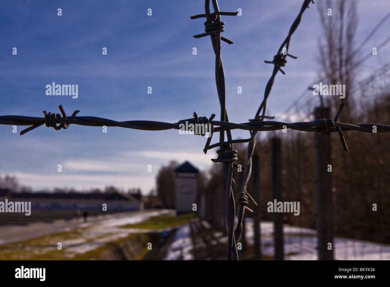 Stacheldraht-Umzäunung des KZ Dachau in Deutschland Stockfotografie - Alamy