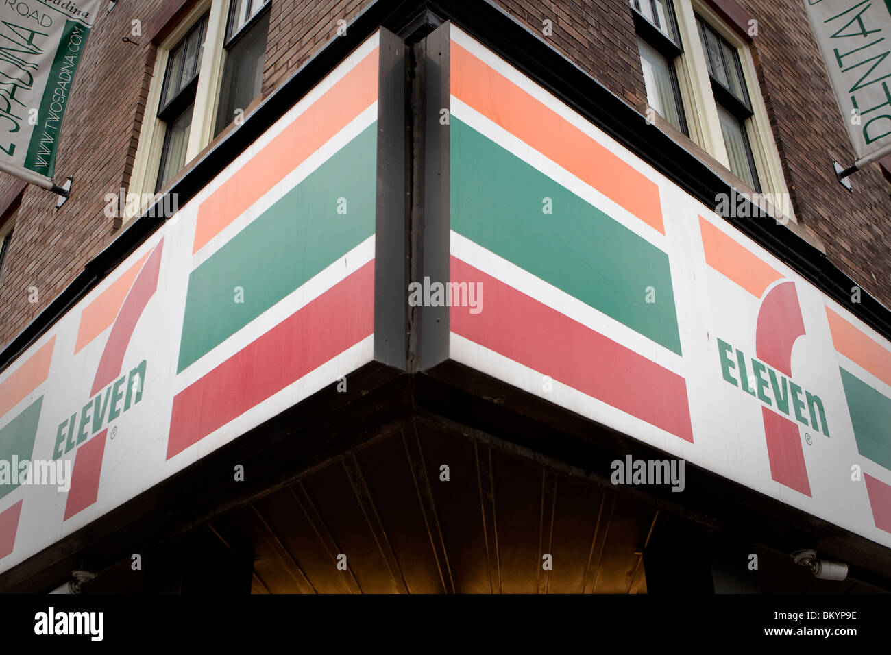 7-Eleven Convenience-Store ist in Toronto abgebildet Stockfotografie ...