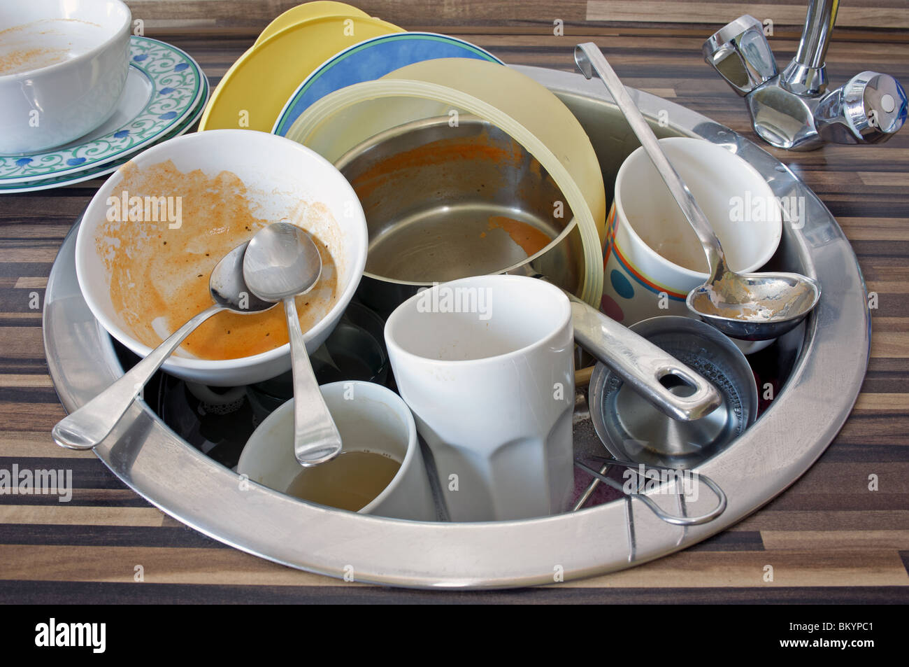 Spüle voller schmutziges Geschirr Stockfotografie - Alamy