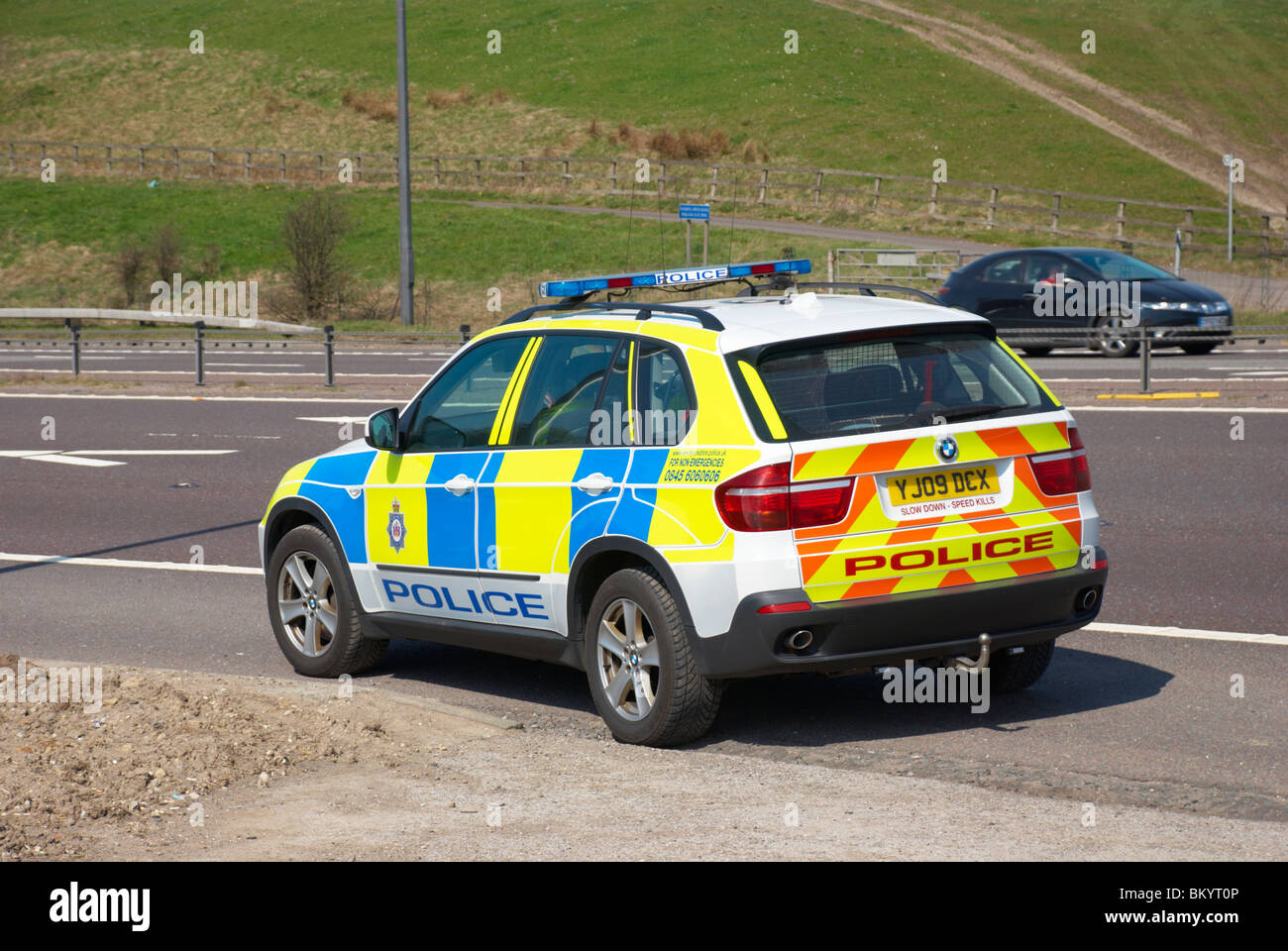 Blaue und gelbe polizeimarkierungen -Fotos und -Bildmaterial in hoher ...