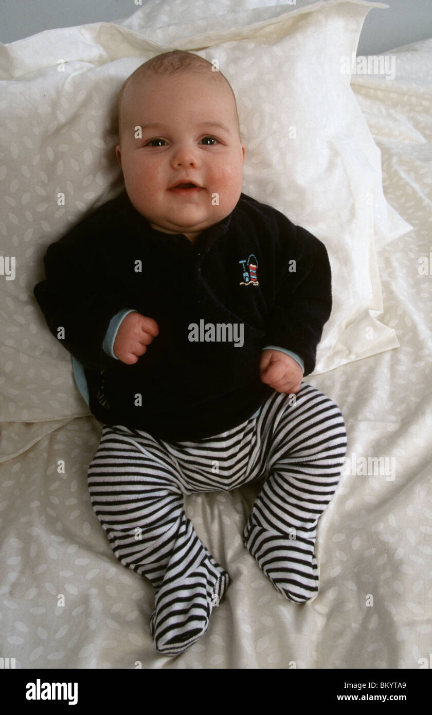 Fat baby boy -Fotos und -Bildmaterial in hoher Auflösung – Alamy