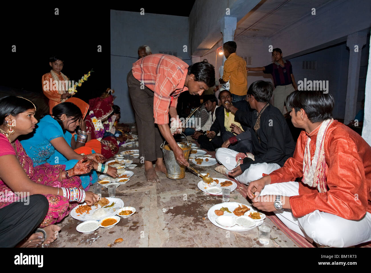 Inder essen ein traditionelles Thali. Hochzeitsfeier. Pushkar ...