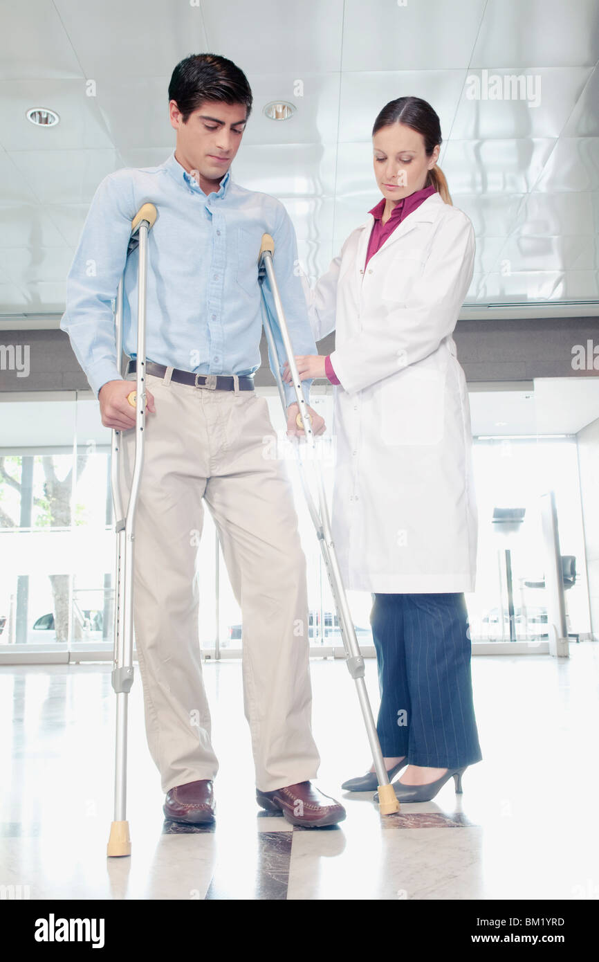 Mann auf krücken gehen -Fotos und -Bildmaterial in hoher Auflösung – Alamy