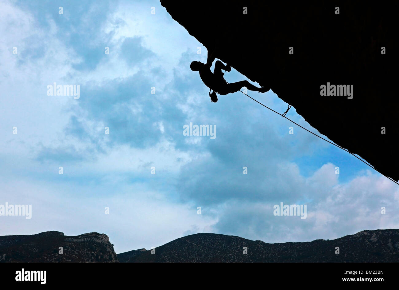 Ein Bergsteiger befasst sich eine stark überhängende Route in den ...