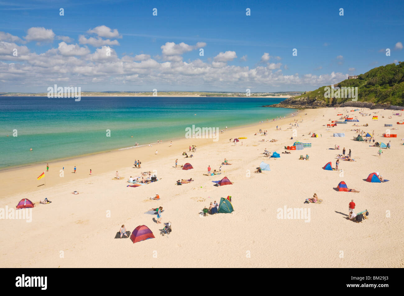 Urlaubern und Touristen Sonnenbaden am Porthminster Beach, St. Ives ...