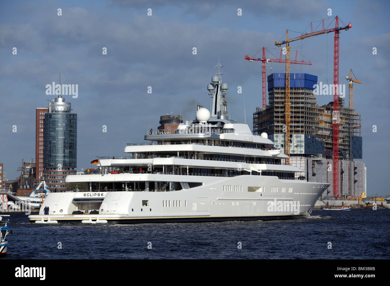 16. April 2010. Hamburg, Deutschland. Yacht Eclipse verlässt die Werft ...