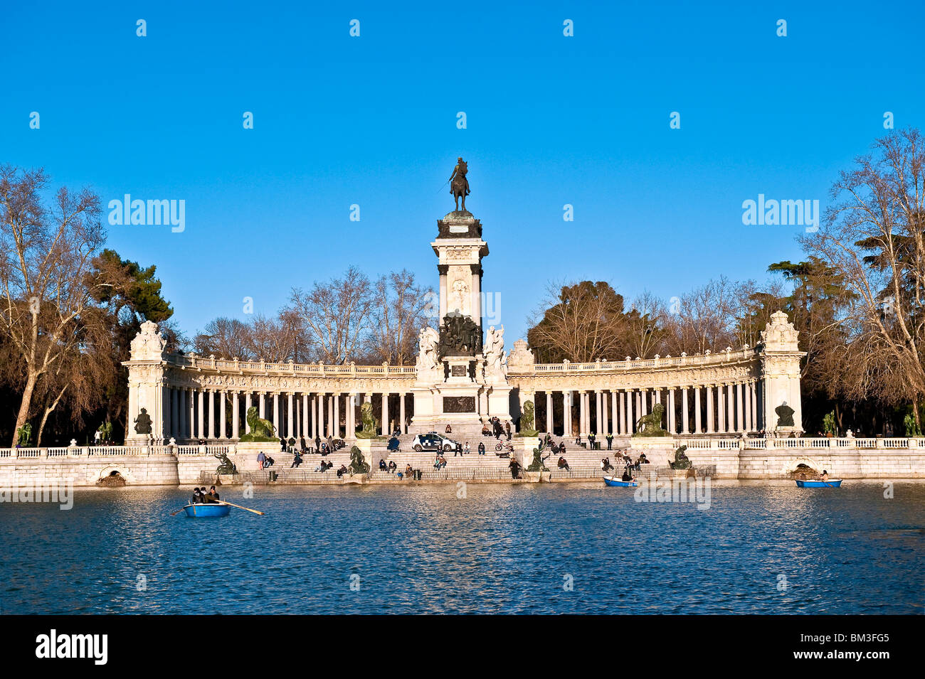Tourist retiro park madrid spain -Fotos und -Bildmaterial in hoher ...
