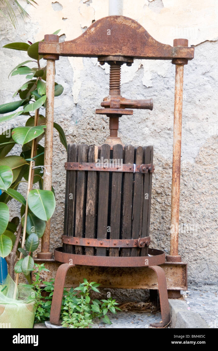 Weine pressen -Fotos und -Bildmaterial in hoher Auflösung – Alamy