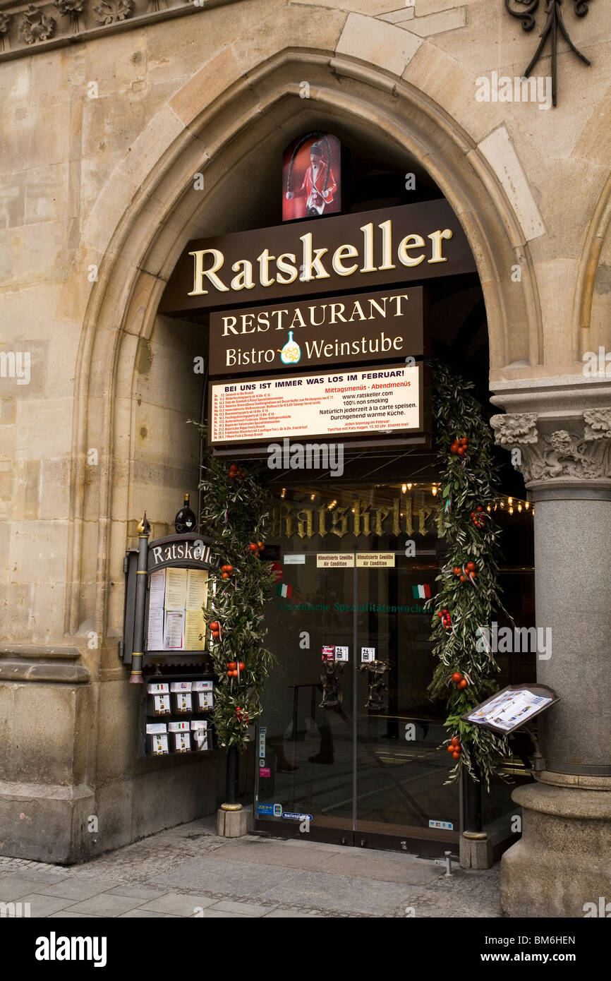Der Eingang zum Ratskeller Restaurant am Marienplatz in München ...