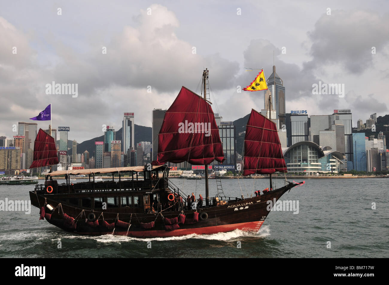 1 gelbe rote fransen schwarze chinesische zeichen vormast rechts -Fotos und -Bildmaterial in ...