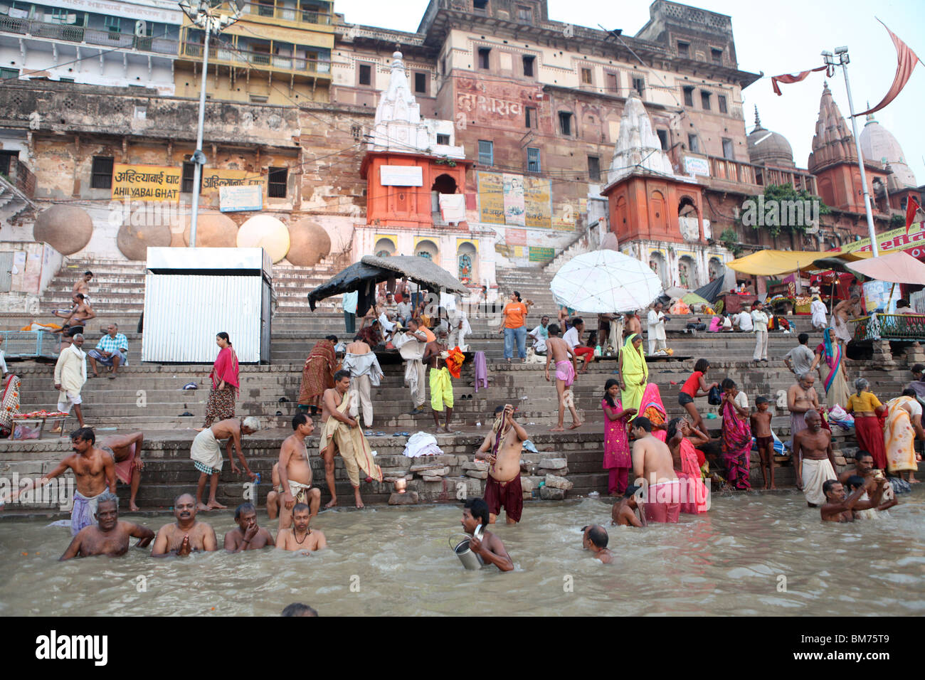 Indianer, Baden in den heiligen Fluss Ganges in Varanasi, Benares oder ...