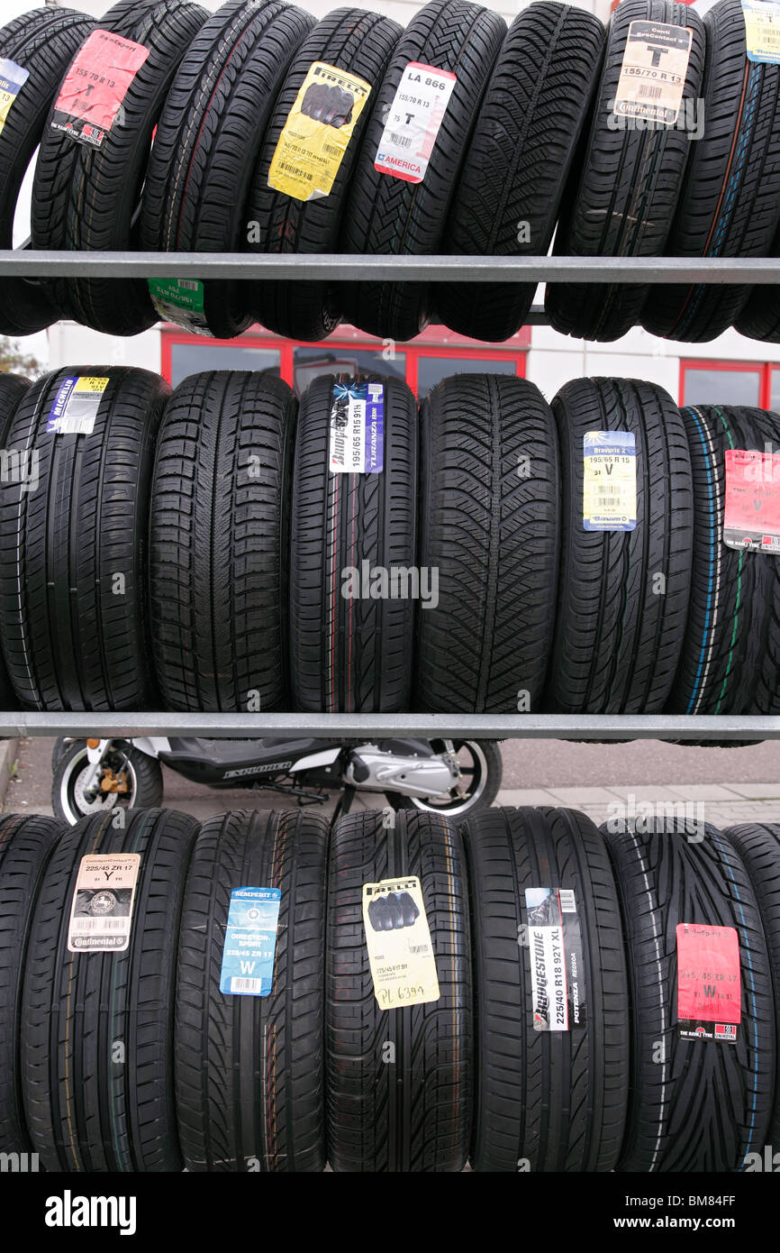neue Autoreifen auf Gestell in passende garage Stockfotografie - Alamy
