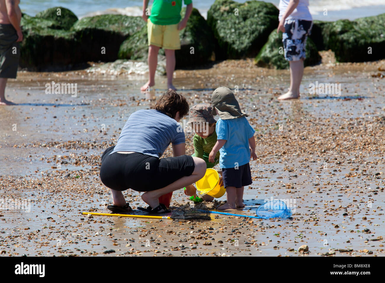 Zwei jungs spielen am meer -Fotos und -Bildmaterial in hoher Auflösung ...