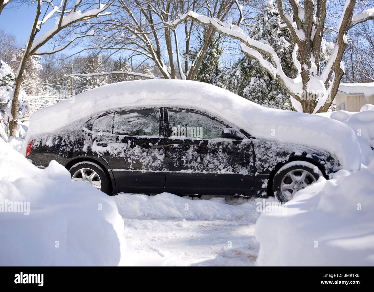 Festgefahrenes auto im schnee -Fotos und -Bildmaterial in hoher ...