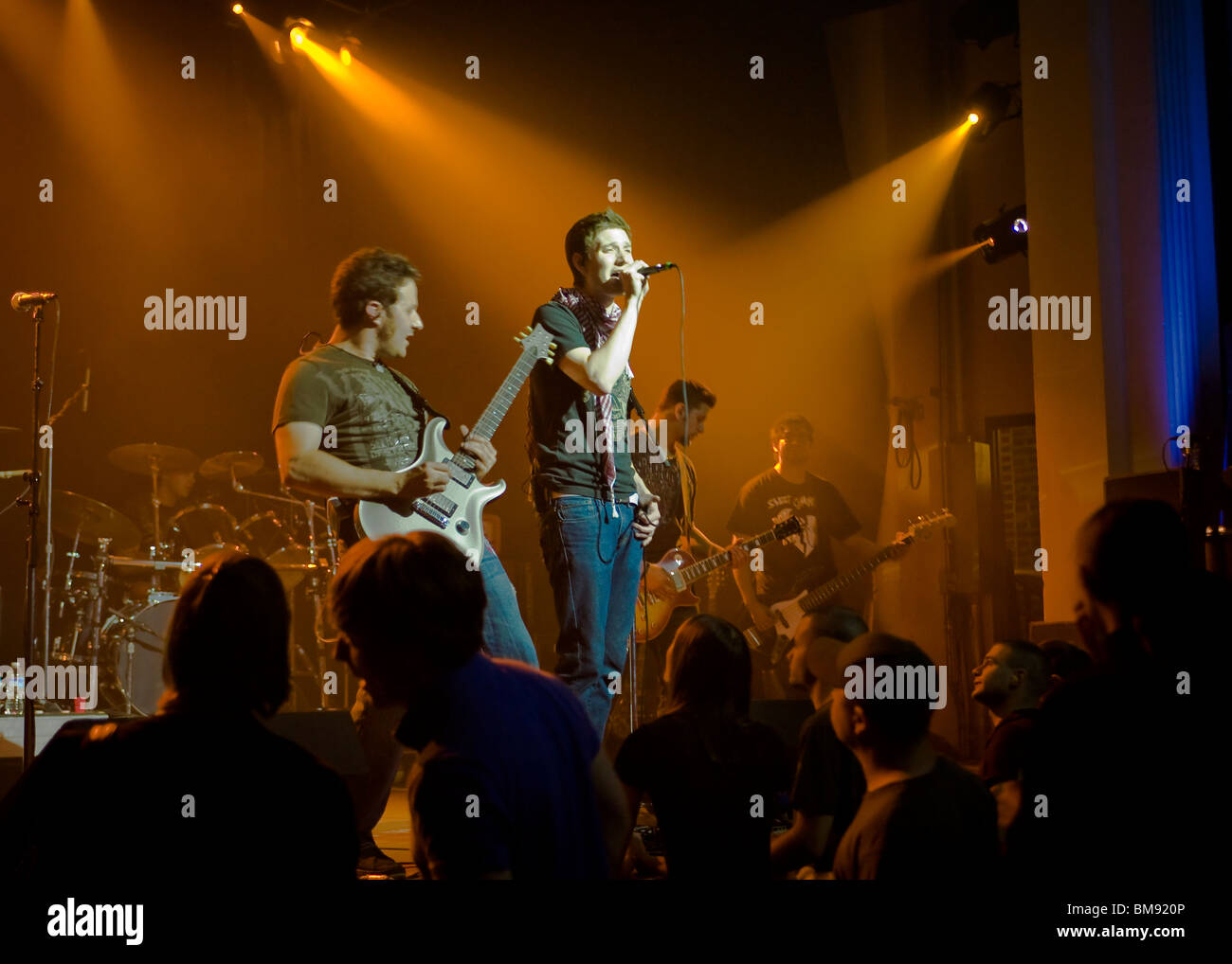 Rock-Band auf der Bühne Stockfotografie - Alamy