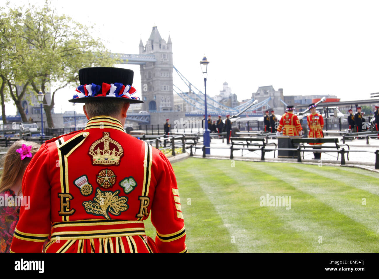 Beefeater An Der Tower Bridge Stockfotos und -bilder Kaufen - Alamy
