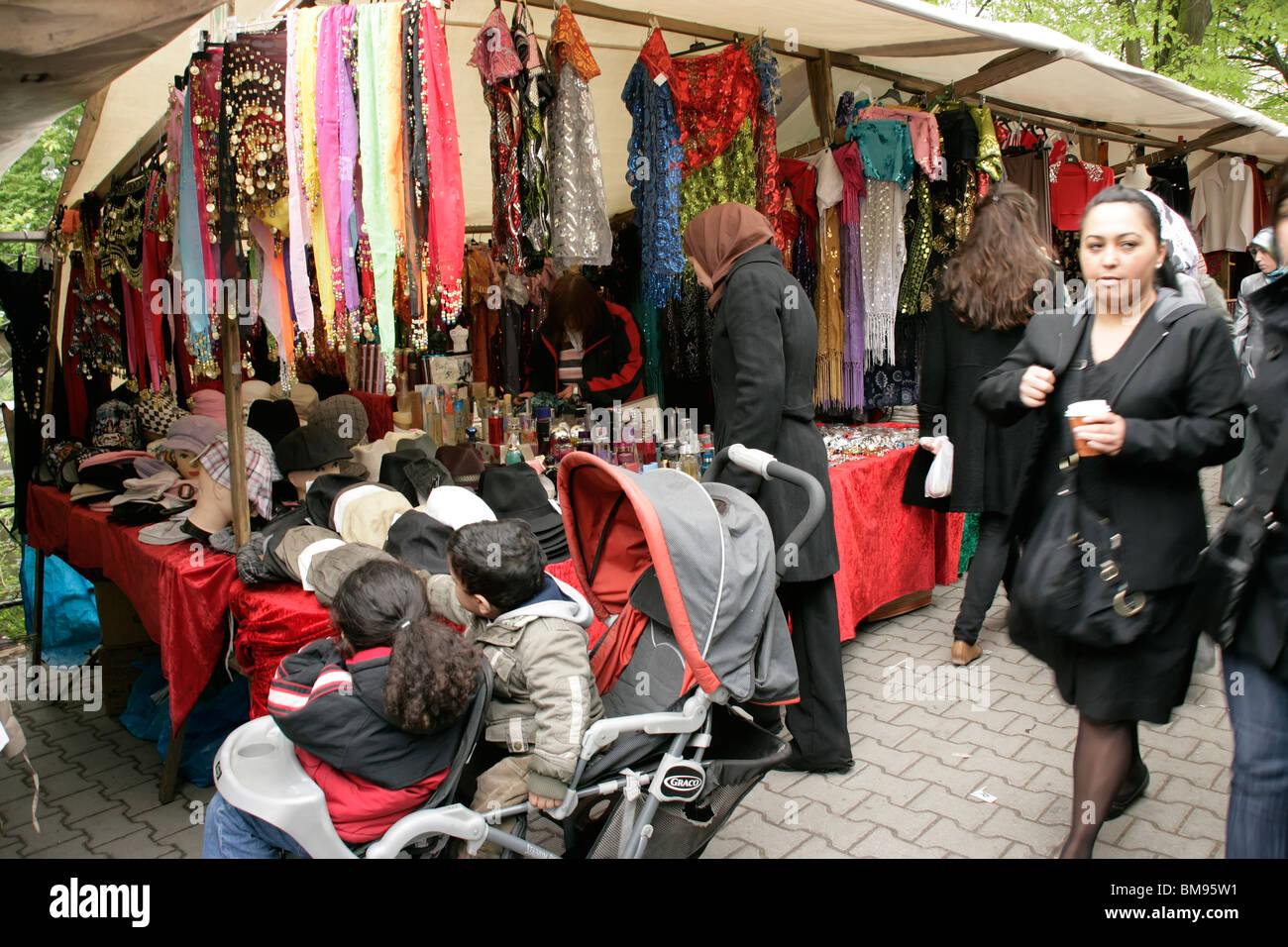Berlin Germany Turkish Women In Stockfotos und -bilder Kaufen - Alamy