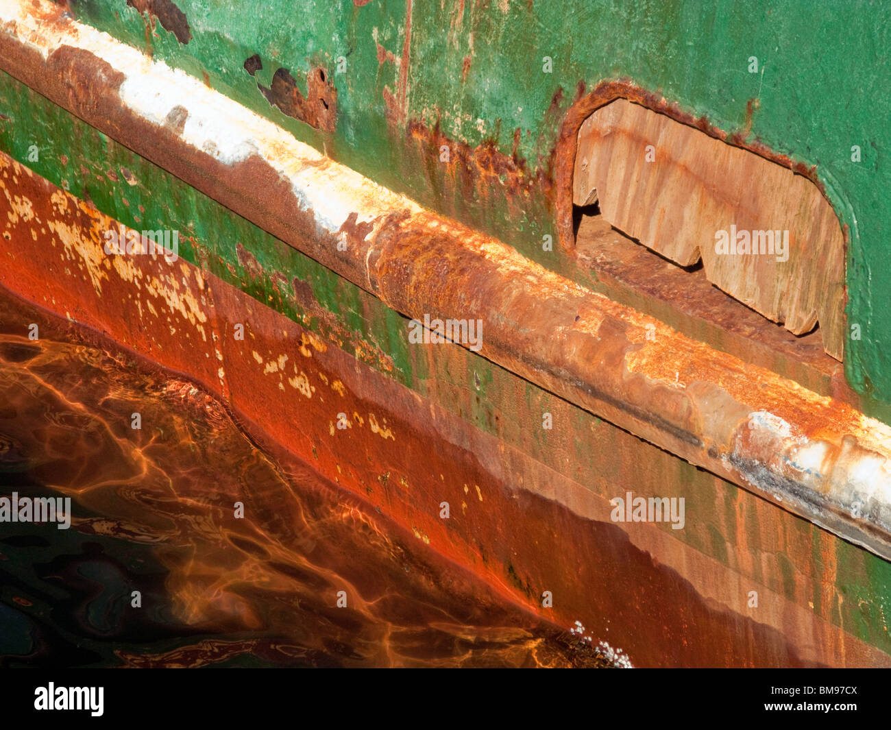 Boot mit rotem rumpf -Fotos und -Bildmaterial in hoher Auflösung – Alamy