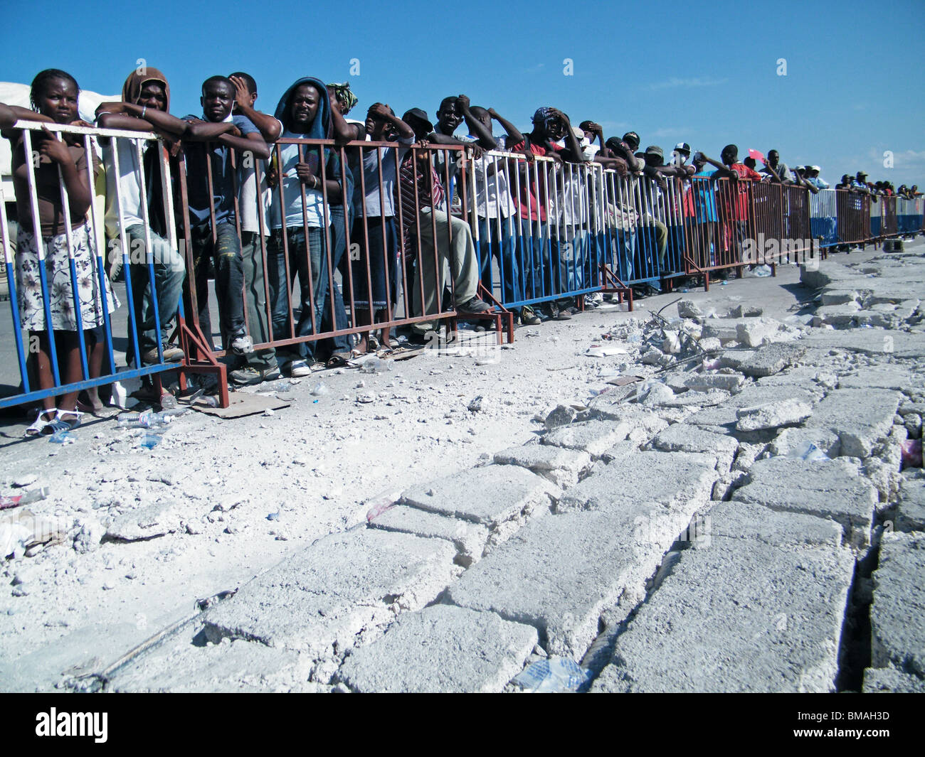Warten auf entlastung im erdbeben -Fotos und -Bildmaterial in hoher ...