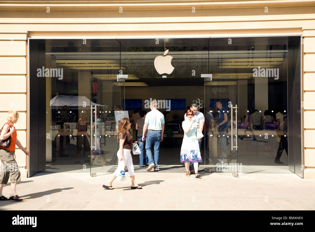 Apple macintosh computershop -Fotos und -Bildmaterial in hoher ...