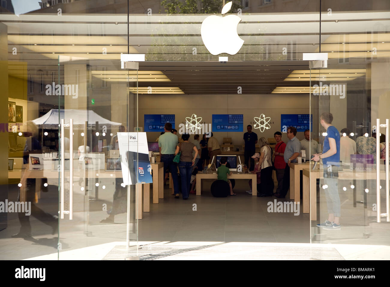 Apple macintosh computershop -Fotos und -Bildmaterial in hoher ...