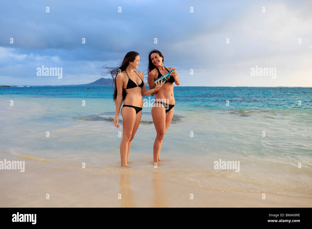 Mutter tochter bikini -Fotos und -Bildmaterial in hoher Auflösung – Alamy