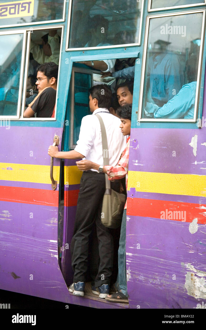Packed passenger bus -Fotos und -Bildmaterial in hoher Auflösung – Alamy