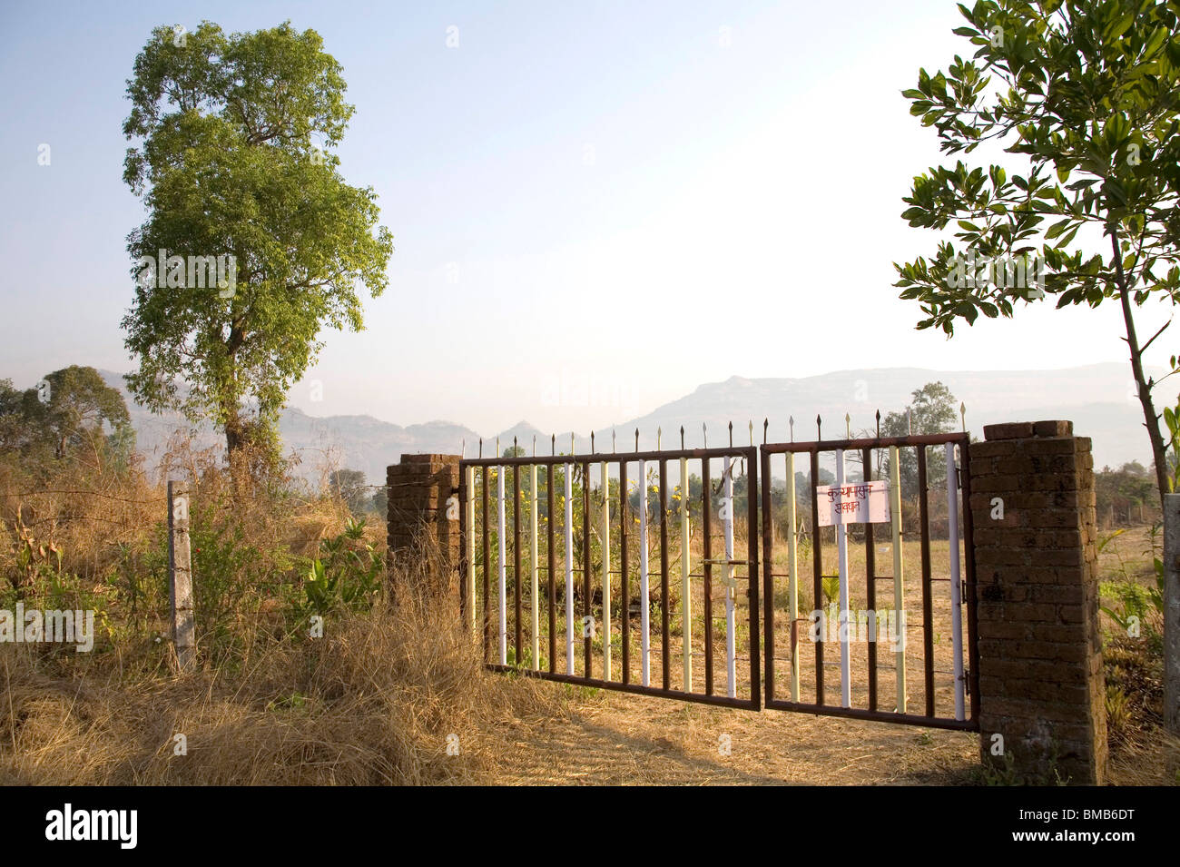 Bauernhaus tor -Fotos und -Bildmaterial in hoher Auflösung – Alamy