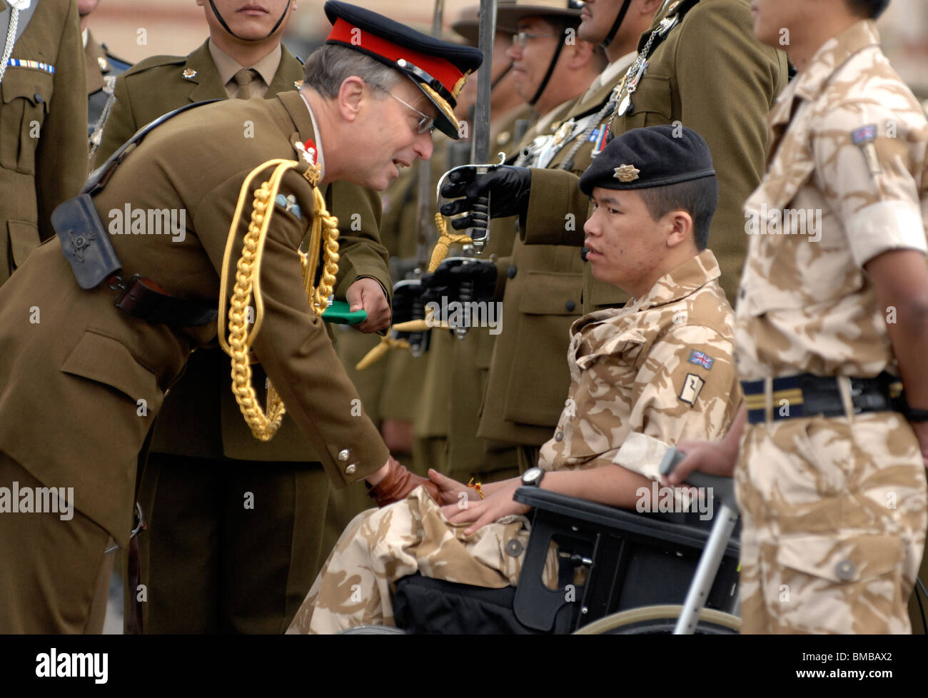 General Sir David Richards präsentiert Private Kiran Gurung mit ...