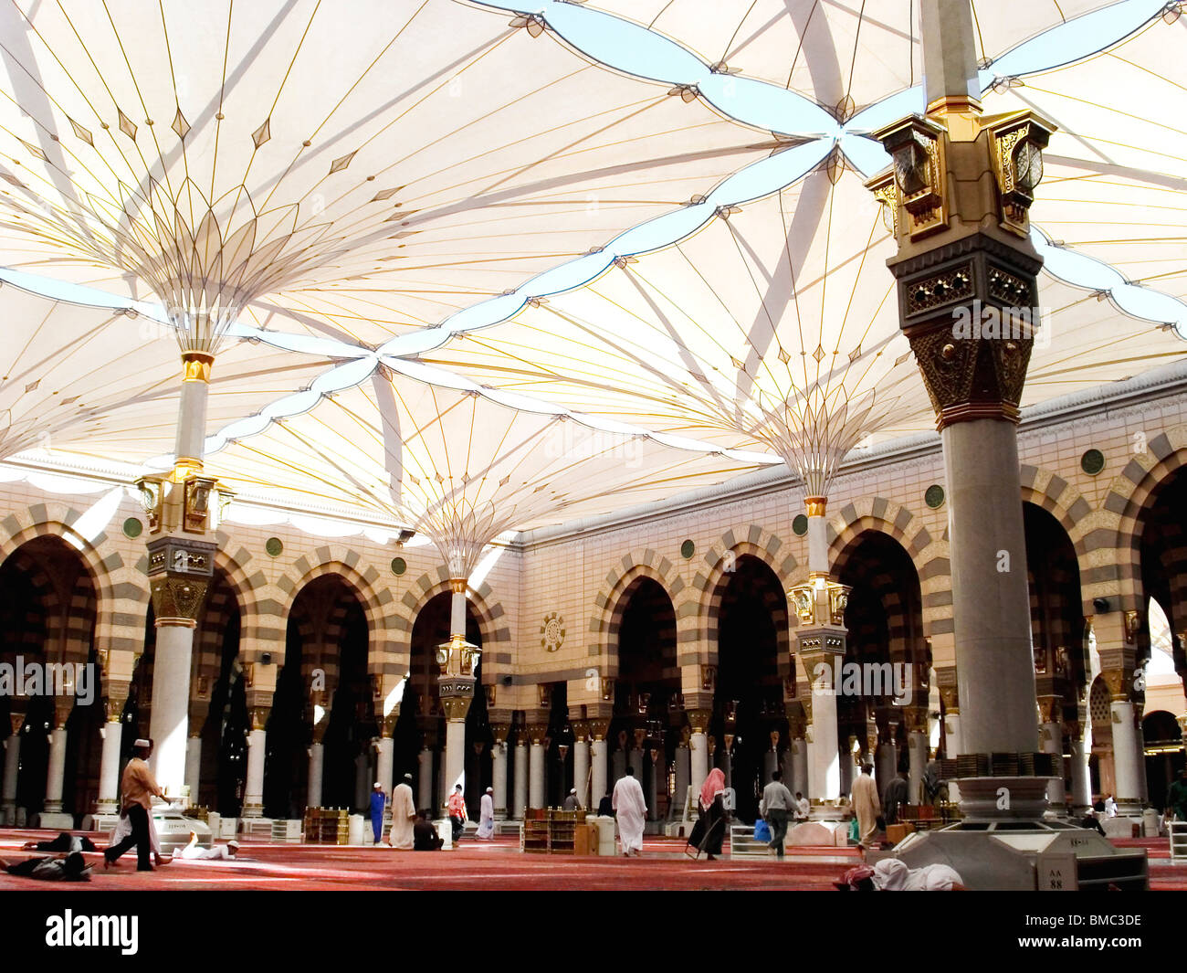 Pilger in einer Moschee, Al-Haram-Moschee, Mekka, Saudi-Arabien ...