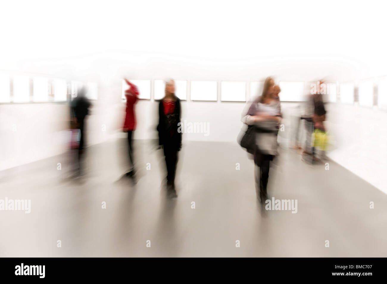 Menschen betrachten gemälde -Fotos und -Bildmaterial in hoher Auflösung ...