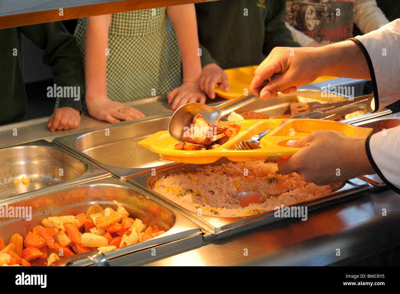 Eine Abendessen Dame serviert Schule Abendessen in einer Kantine über ...