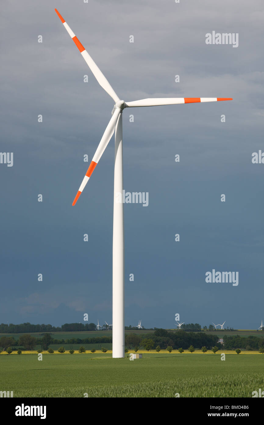 Windrad auf Ackerland Stockfotografie - Alamy