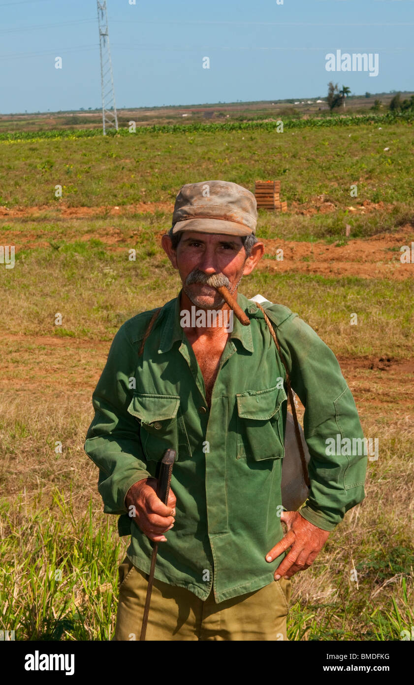 Alter Mann mit Machete auf Bauernhof in Las Barrigonas in Kuba ...